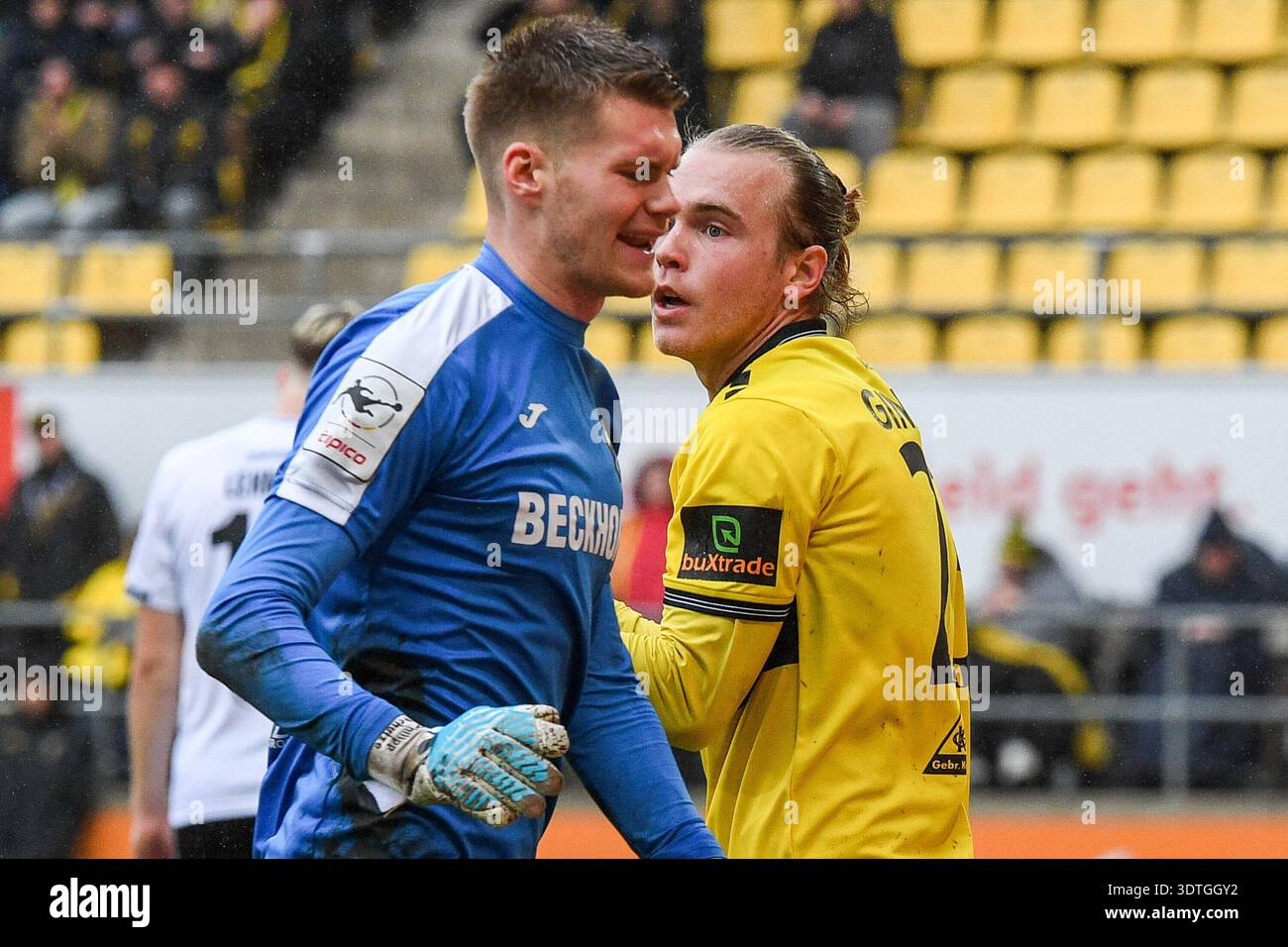 from left: Philipp Schulze (goalkeeper SC Verl, 1), Lars Gindorf ...
