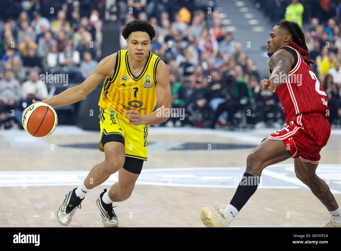 Jack Kayil (Alba Berlin, #07) mit Cobe Williams (BMA365 Bamberg Baskets ...