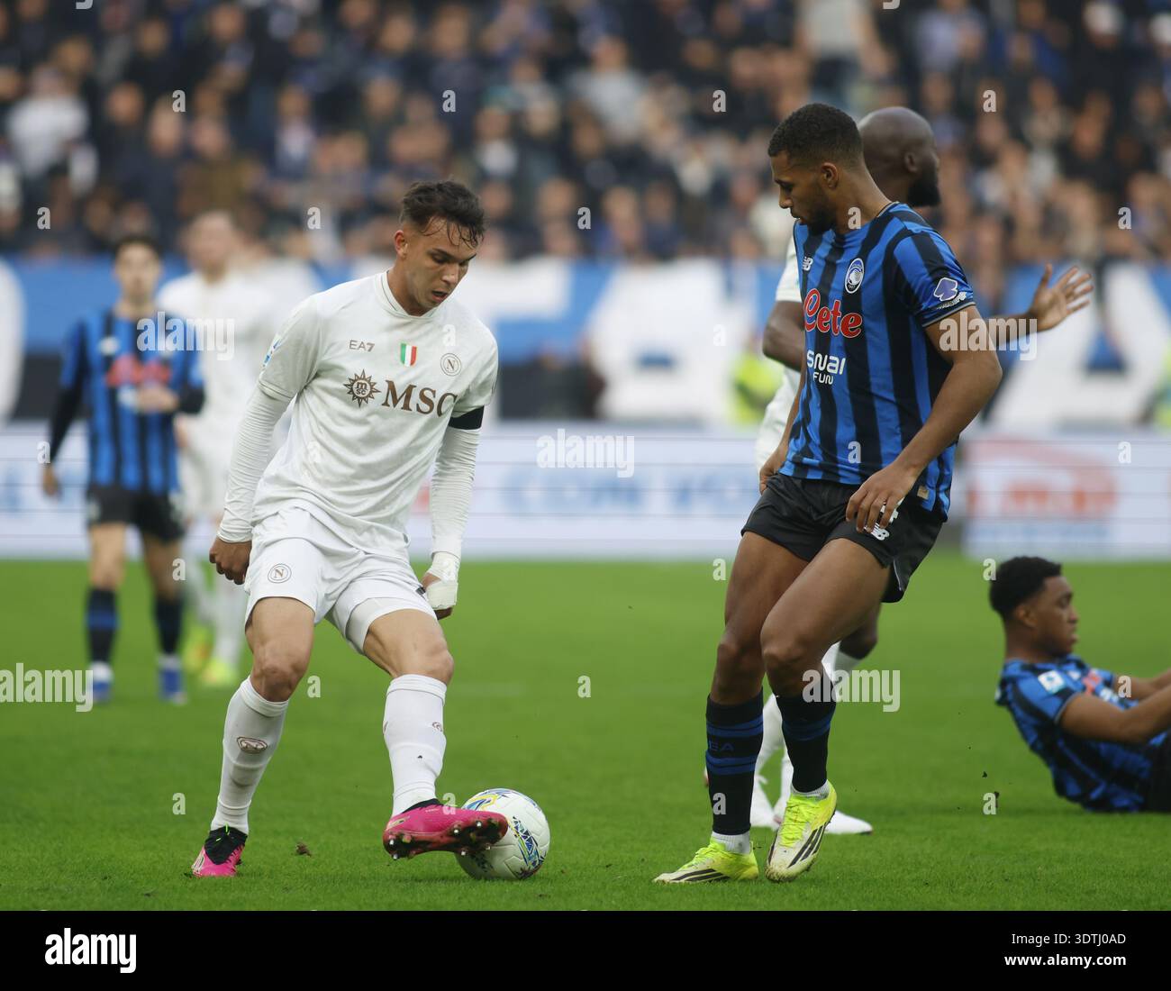 Giovane of SSC Napoli and Isak Hien of Atalanta BC during the Italian ...