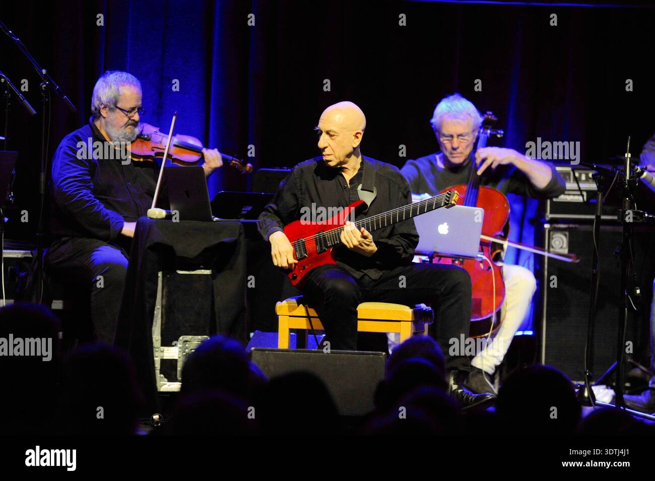 Der amerikanische Jazz-Gitarrist Elliott Sharp, hier mit Martin Verborg ...