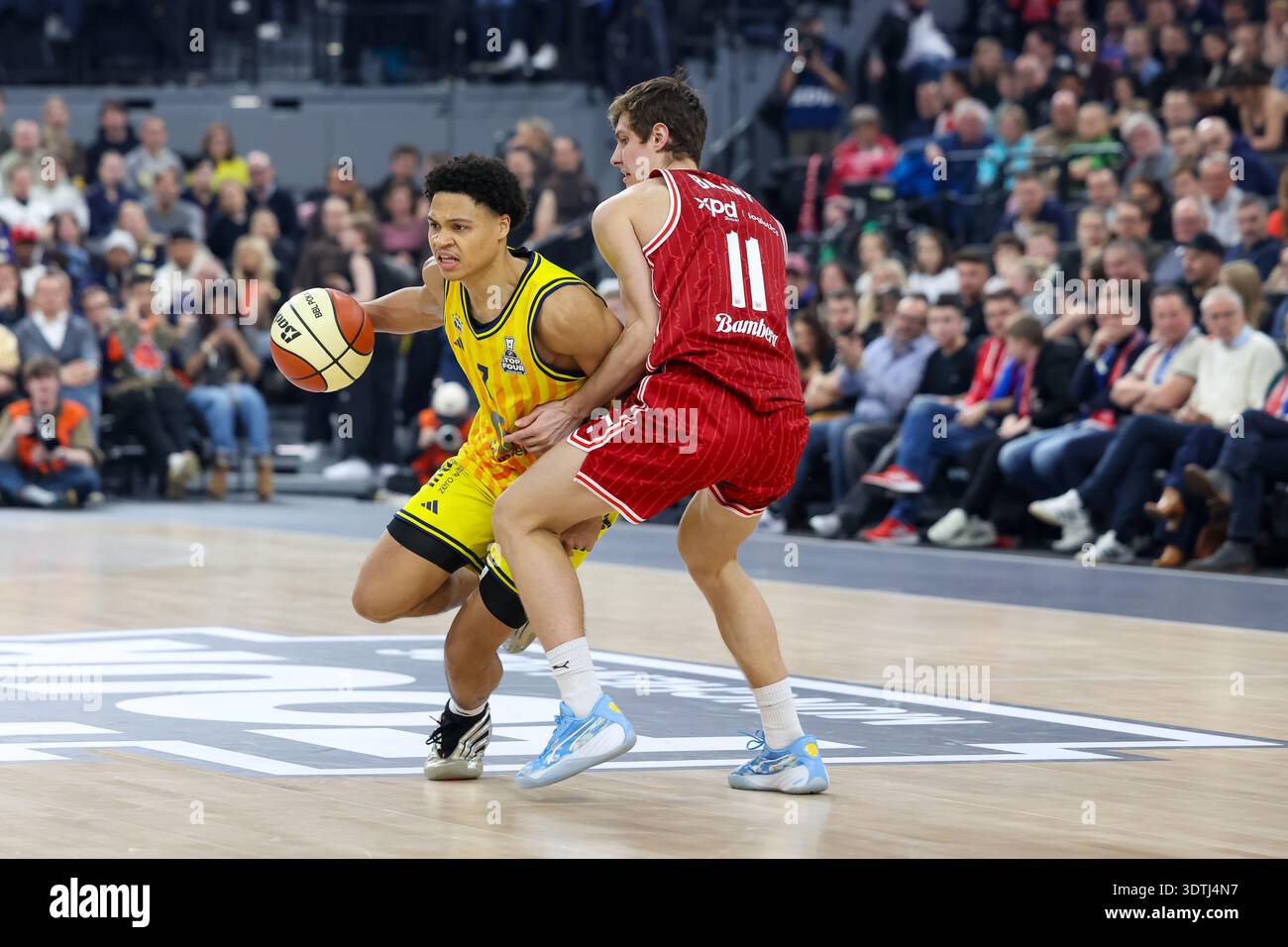 Jack Kayil (Alba Berlin, #07) mit Richard Balint (BMA365 Bamberg ...