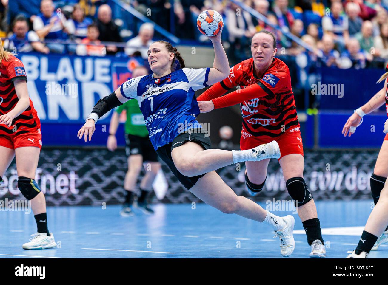 v.l. Diana Magnusdottir (HSG Blomberg-Lippe, #07), Lea Farago (MOL ...