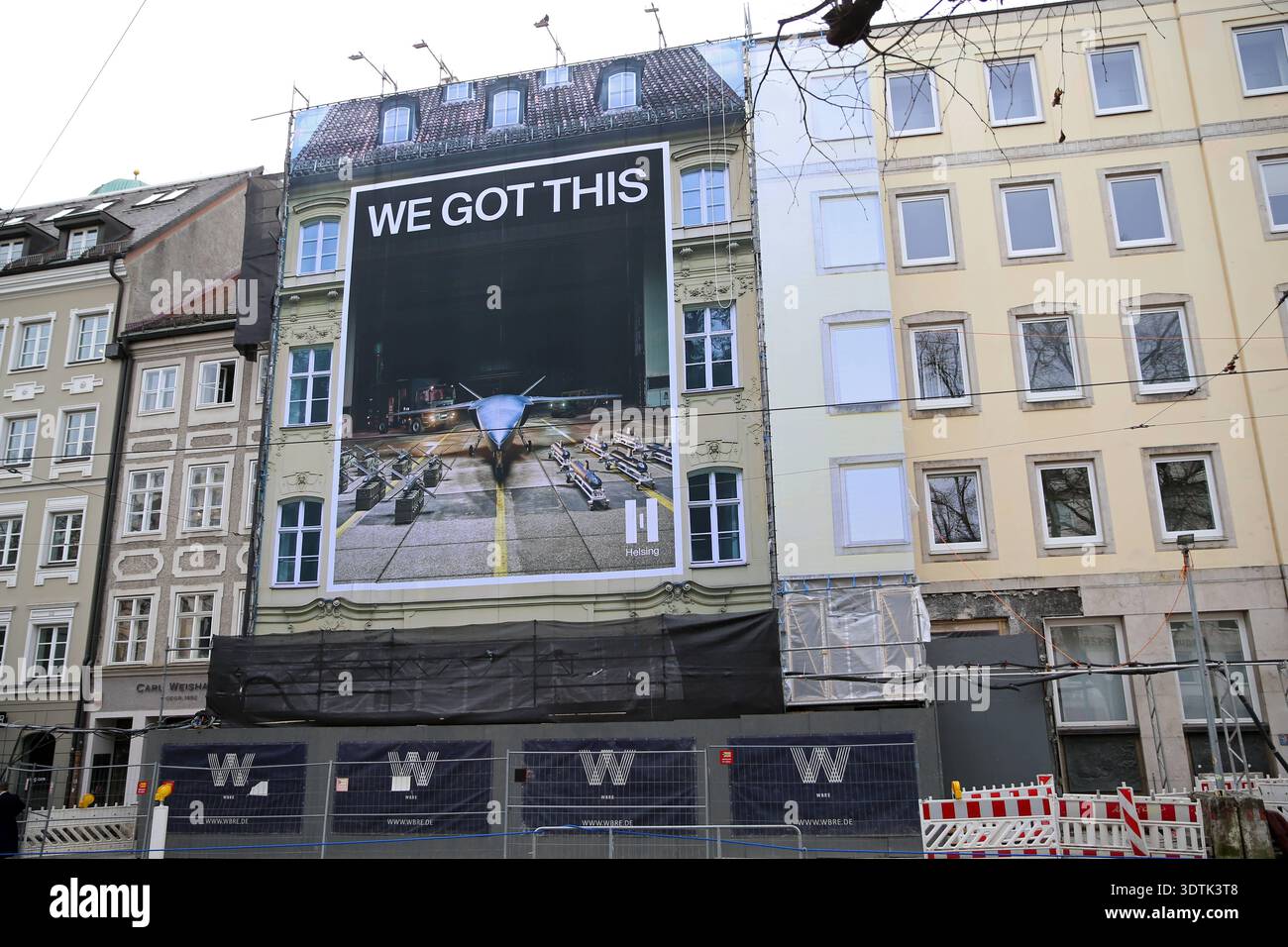Ein großes Plakat des Rüstungs-Start-up Helsing mit der Aufschrift we ...
