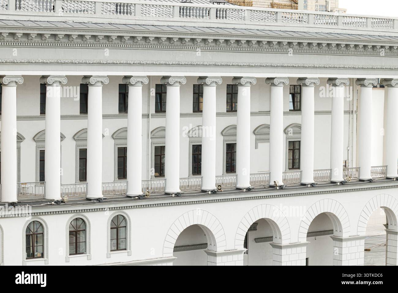 Historic building multiple windows hi-res stock photography and images ...