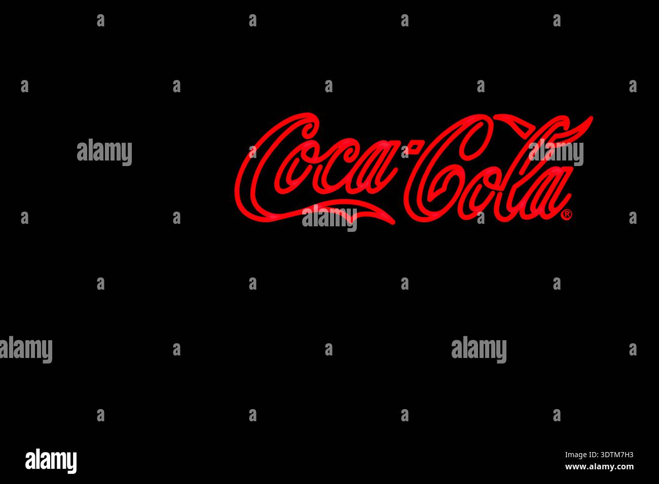Eine Leuchtreklame für Coca Cola zu sehen in einer dunklen Bar in Köln ...