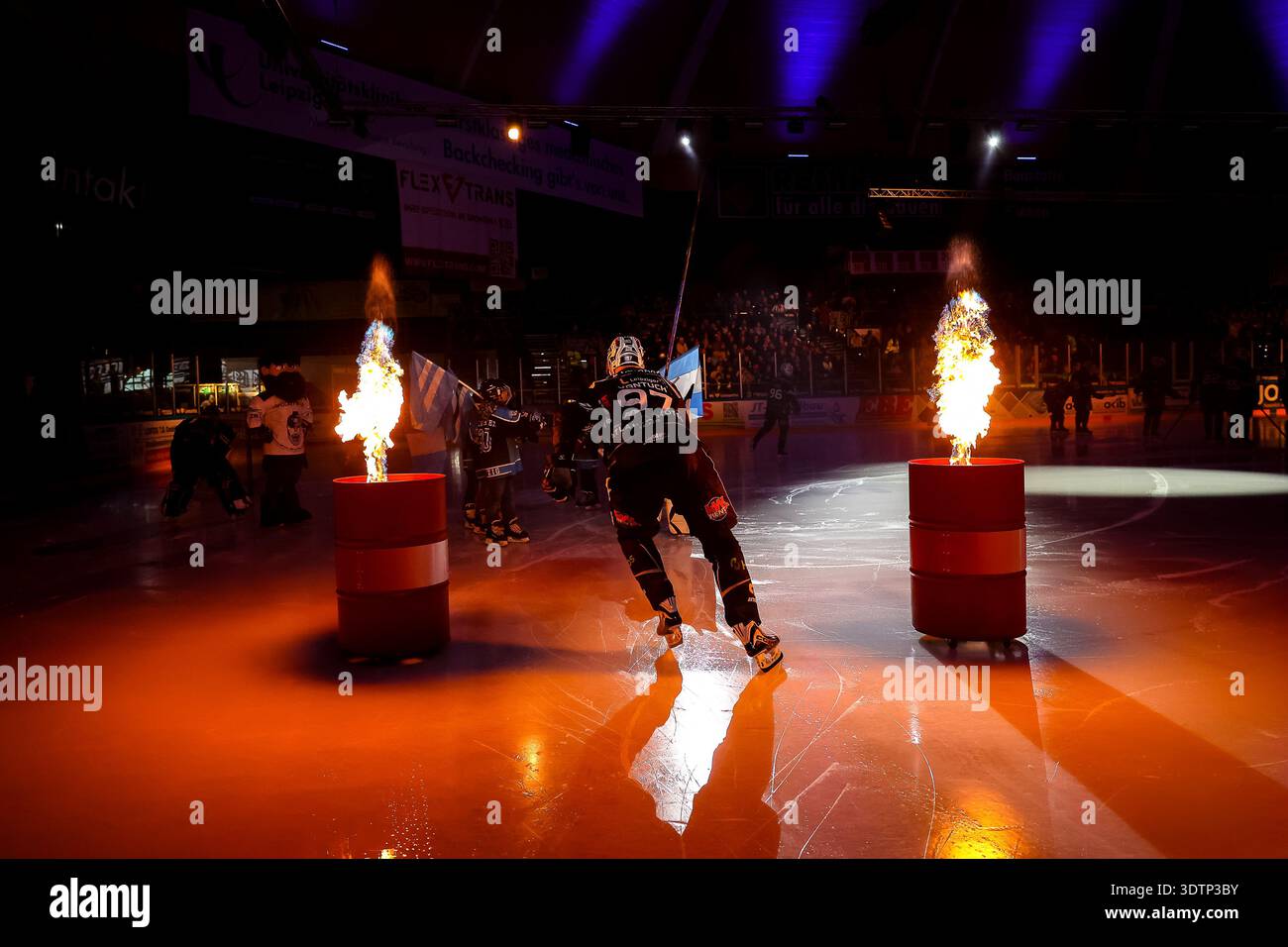 Lukas Vantuch (KSW IceFighters Leipzig, #97) Einlauf, Pyrotechnik, KSW ...