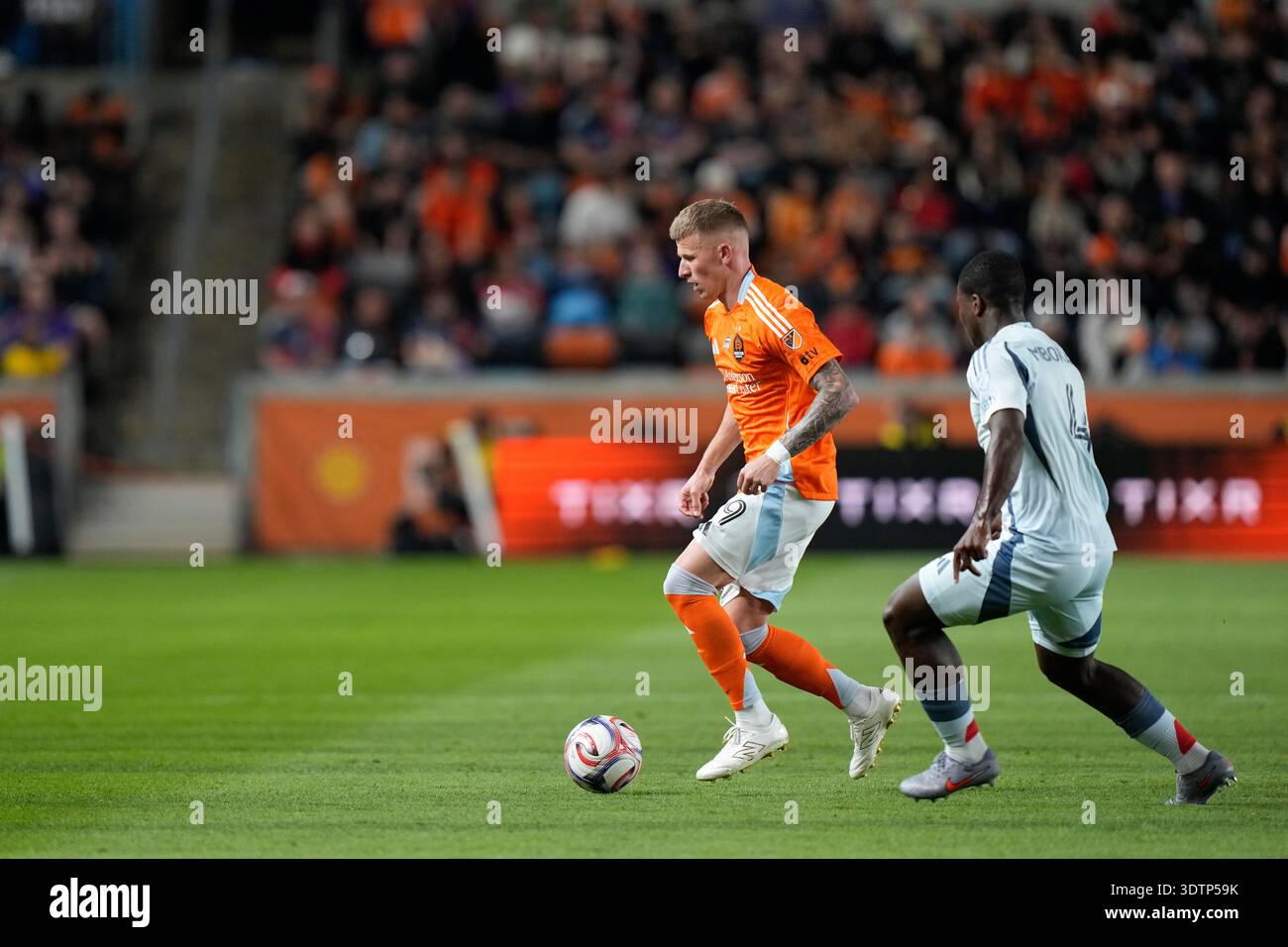 Houston Dynamo Mateusz Bogusz (19) and Chicago Fire Leonardo Barroso (2 ...