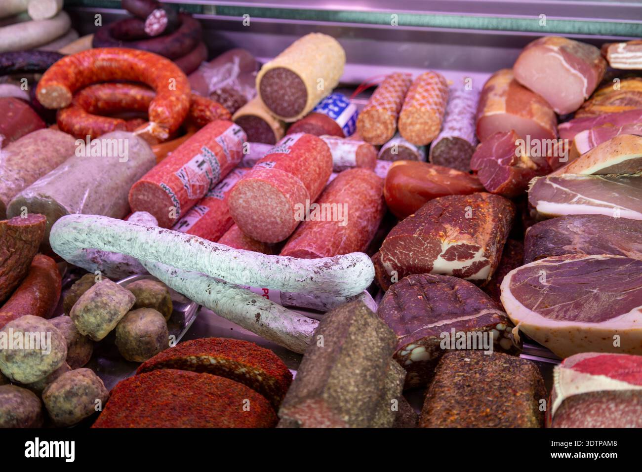 Wursttheke in einer Metzgerei *** Sausage counter in a butchers shop ...