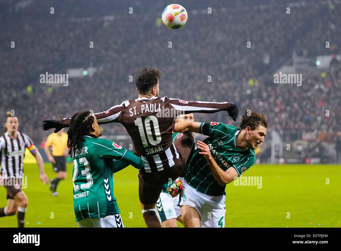 from left: Isaac Schmidt, Danel Sinani (St. Pauli), Niklas Stark ...