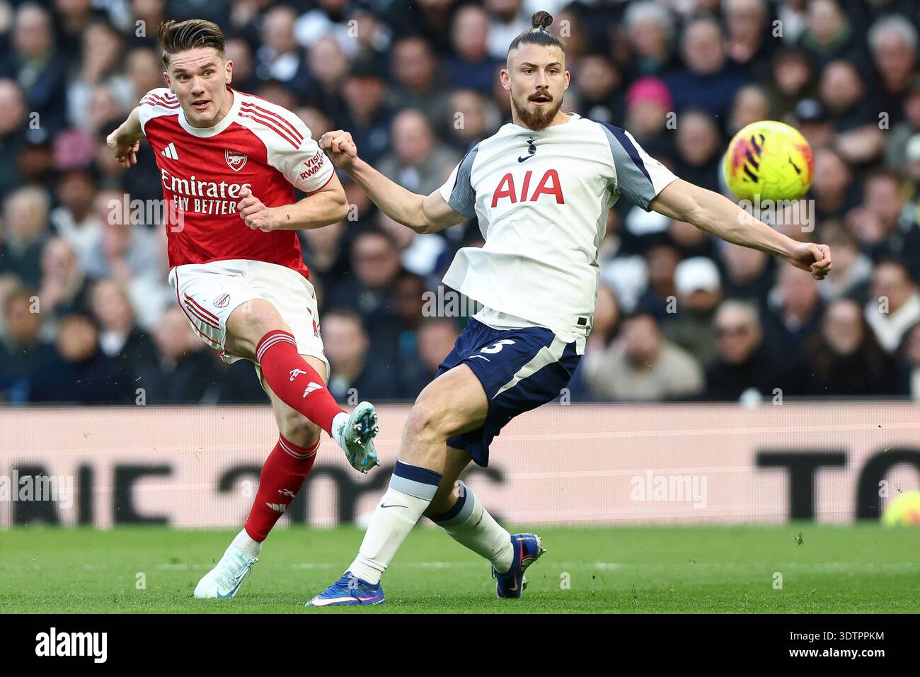 Viktor Gyokeres of Arsenal shoots at goal during the Tottenham Hotspur ...