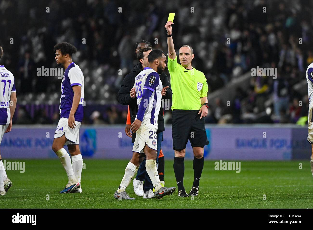 Benoît Millot referee and Cristian Cásseres Jr. of Toulouse FC during ...