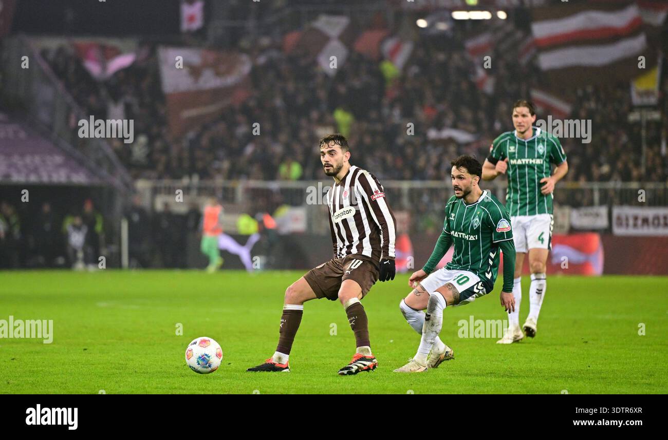 from left Danel Sinani (St. Pauli), Leonardo Bittencourt Hamburg ...