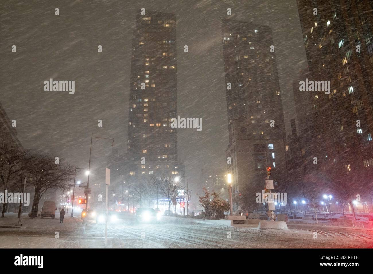 Heavy snow snow falls on Flatbush Avenue during a major winter storm in ...