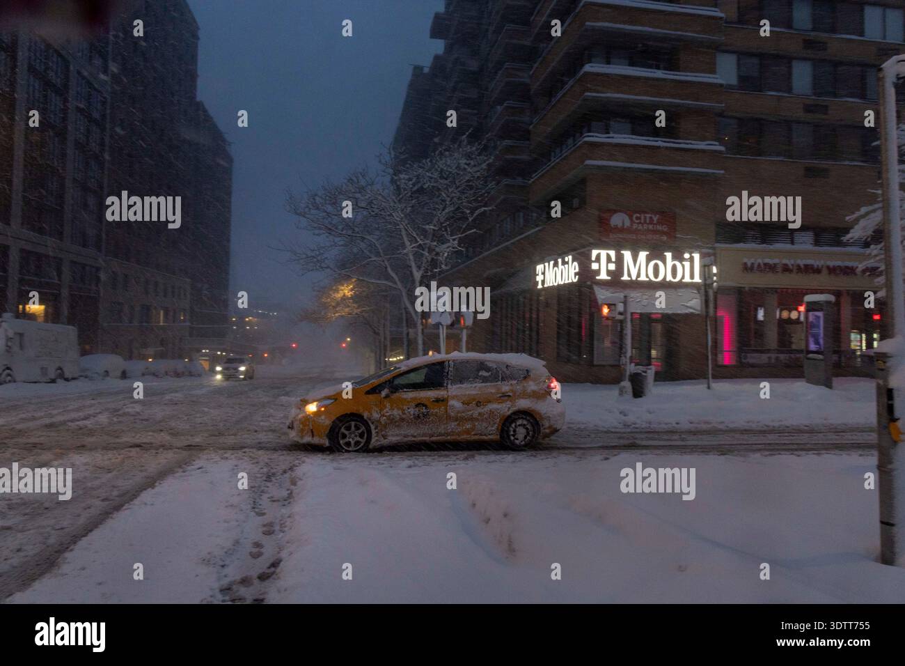 Street scenes from the early morning during a blizzard on Manhattans ...