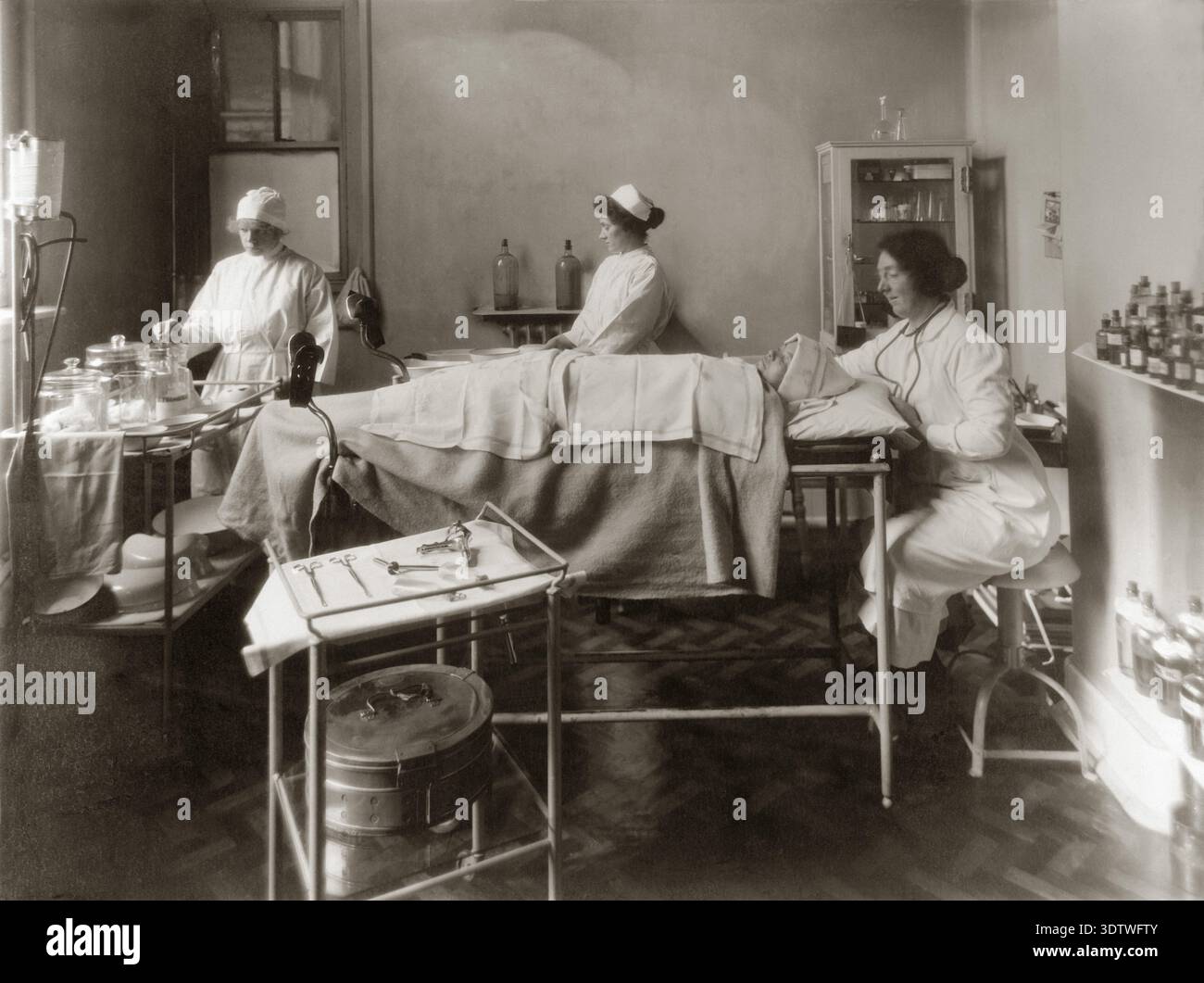 Hospital operations 1910s hi-res stock photography and images - Alamy