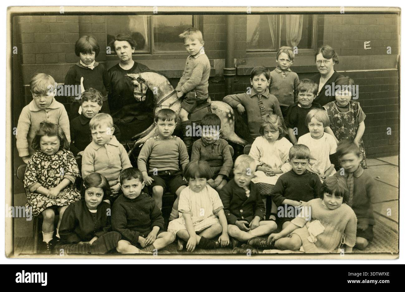 1920s street children uk hi-res stock photography and images - Alamy
