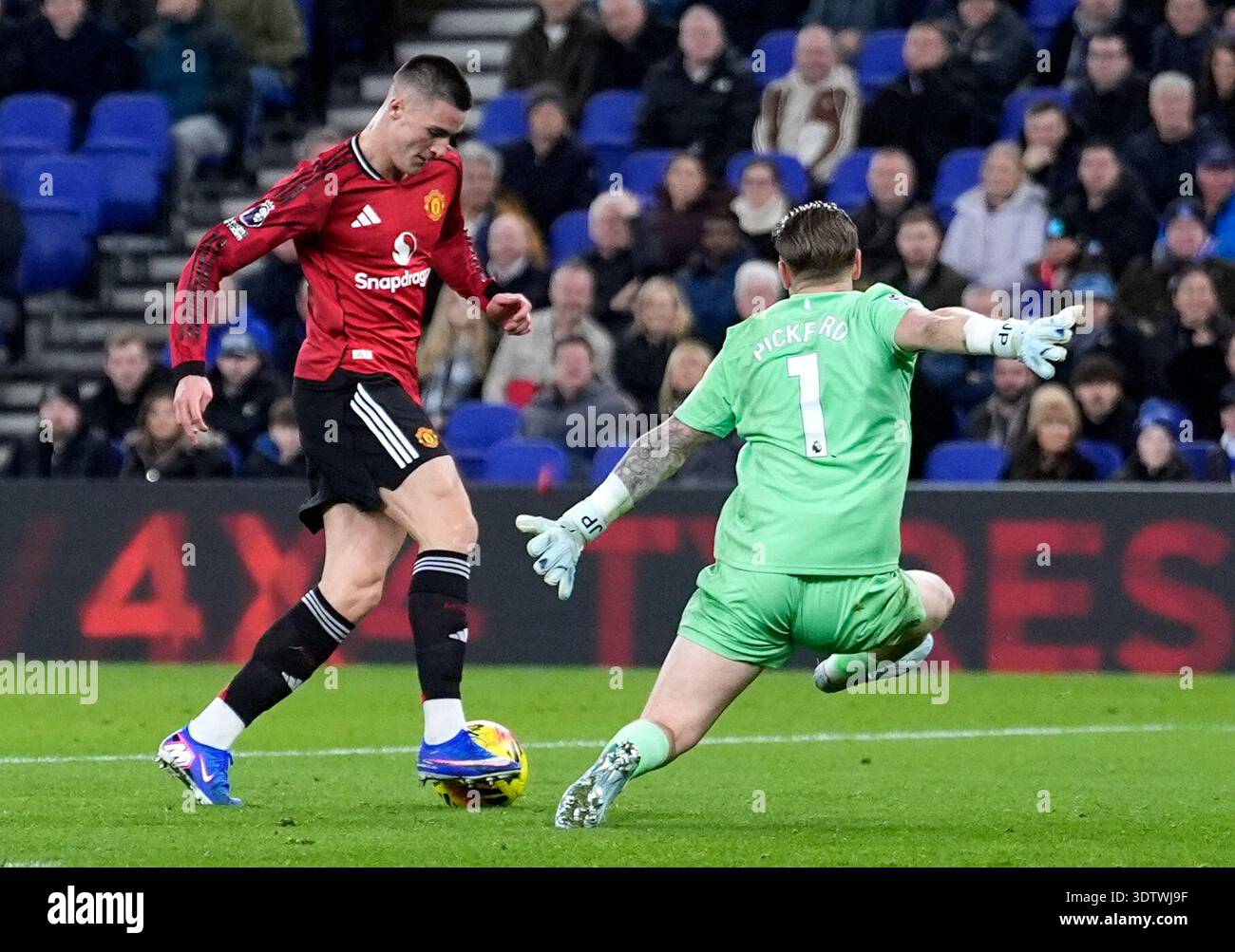 Manchester United's Benjamin Sesko (left) and Everton goalkeeper Jordan ...