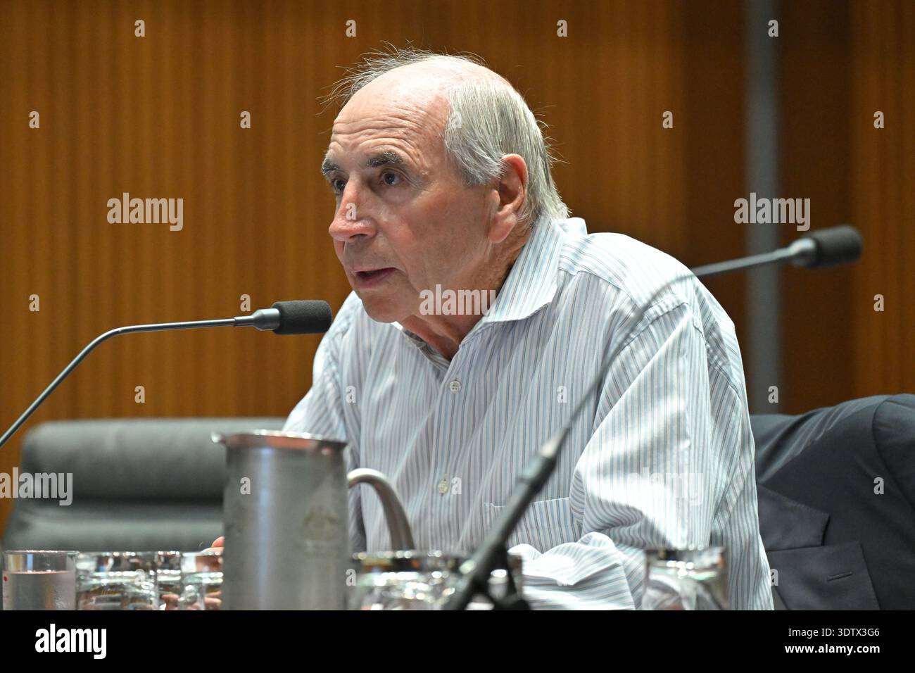 Former Reserve Bank of Australia (RBA) governor Bernie Fraser appears ...