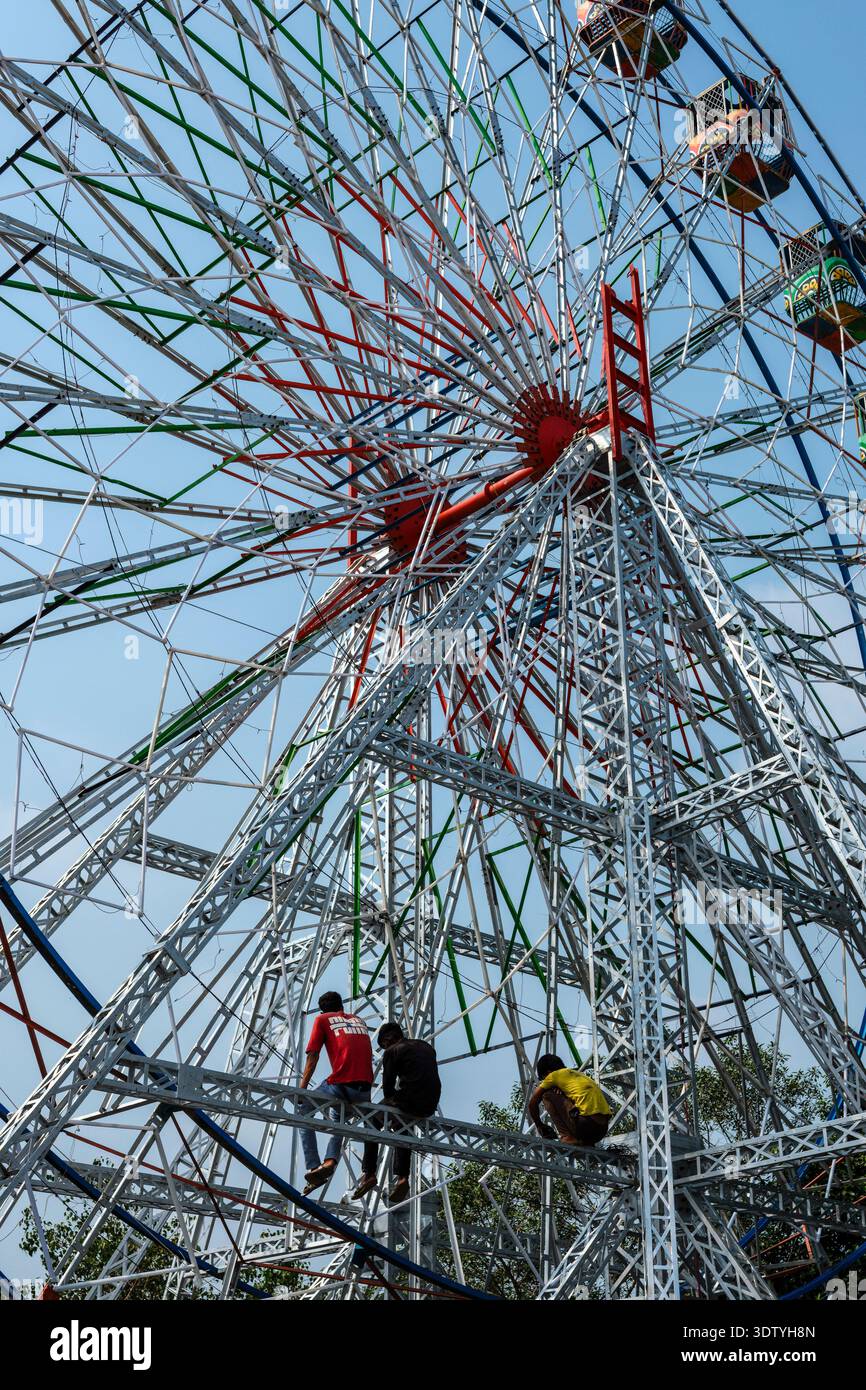 Large metal wheel sitting hi-res stock photography and images - Alamy