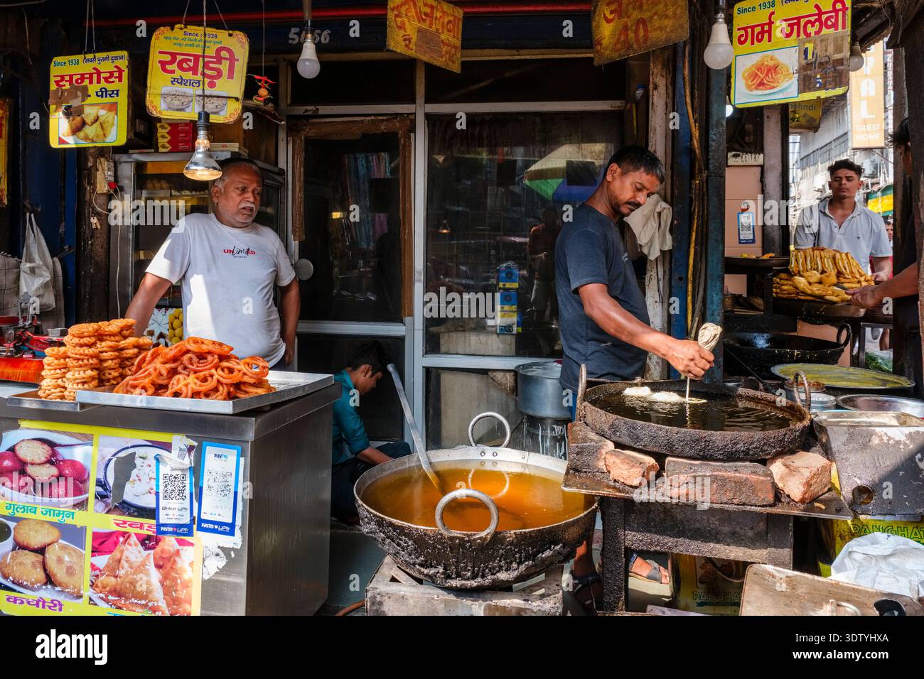 Man fries indian sweets jalebi hi-res stock photography and images - Alamy