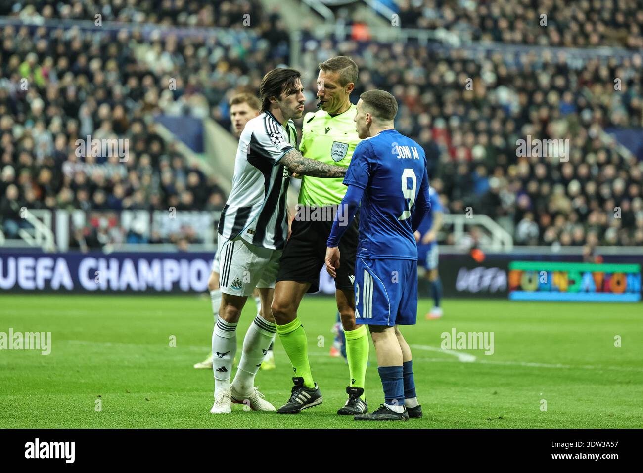 Referee Davide Massa holds Sandro Tonali of Newcastle Untied and Joni ...