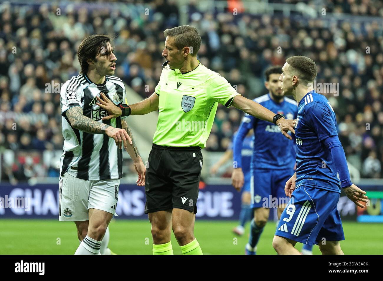 Referee Davide Massa holds Sandro Tonali of Newcastle Untied and Joni ...