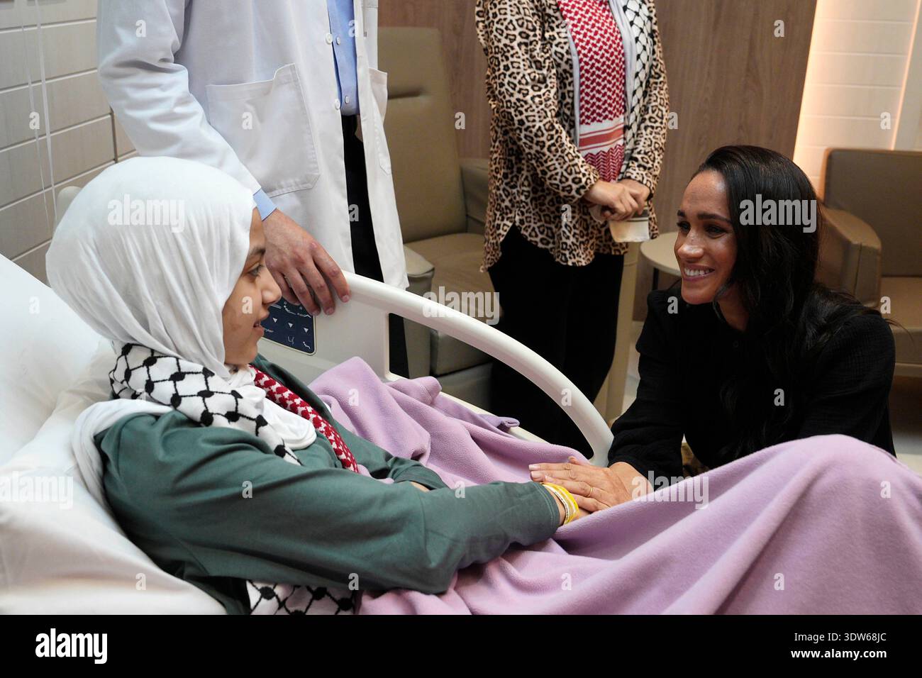 The Duchess of Sussex meets Maria, a 14 year old burn victim from Gaza ...