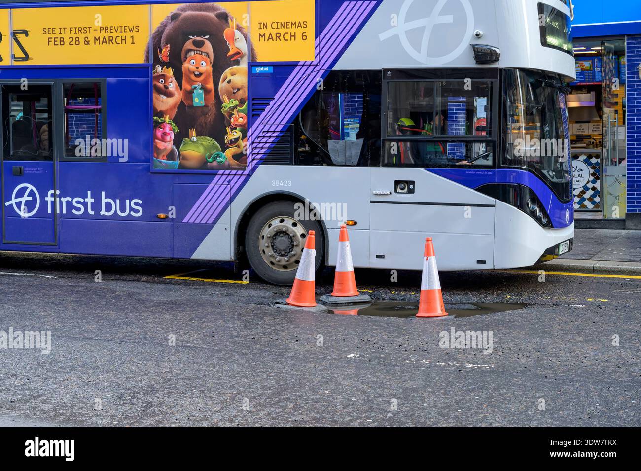 Pothole glasgow hi-res stock photography and images - Alamy