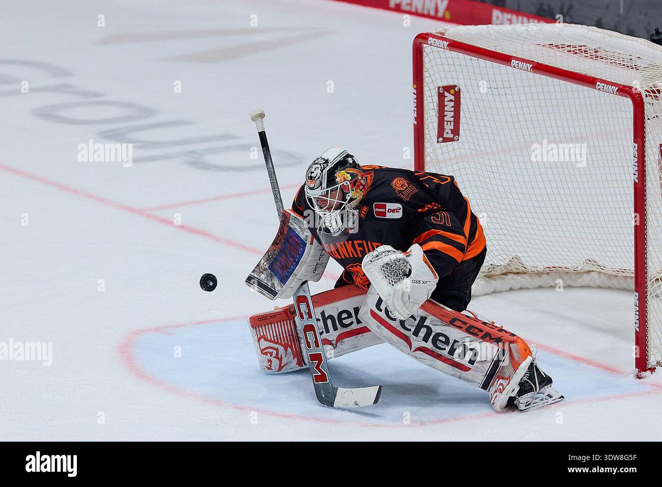 Schuss aufs Tor von Cody Brenner (Loewen Frankfurt, #51) GER, Loewen ...