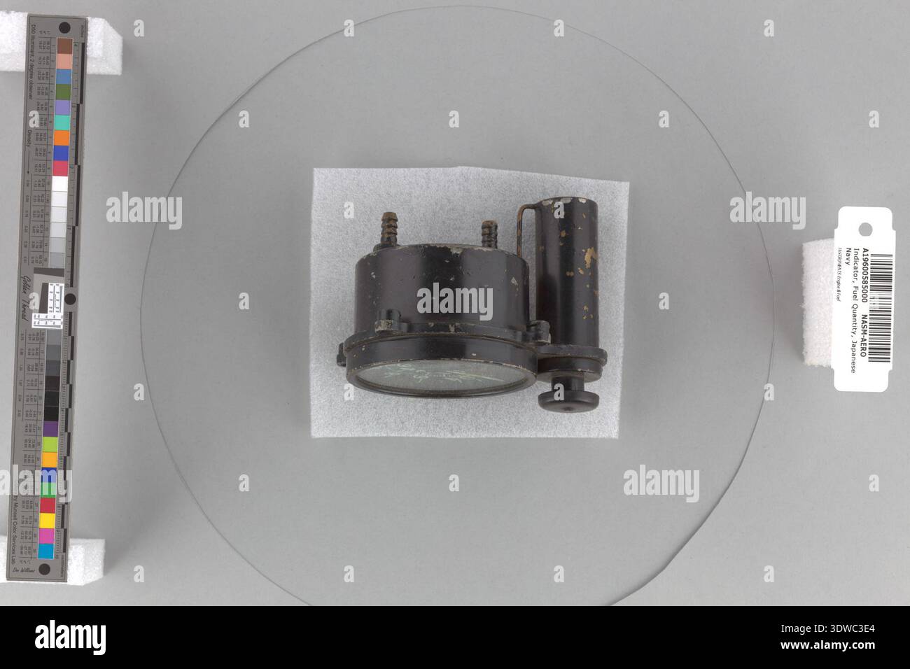 Dual scale fuel capacity indicator device hi-res stock photography and ...