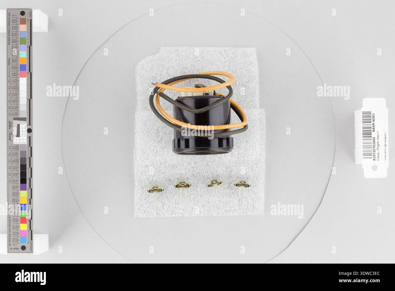 Analog flight display unit hi-res stock photography and images - Alamy