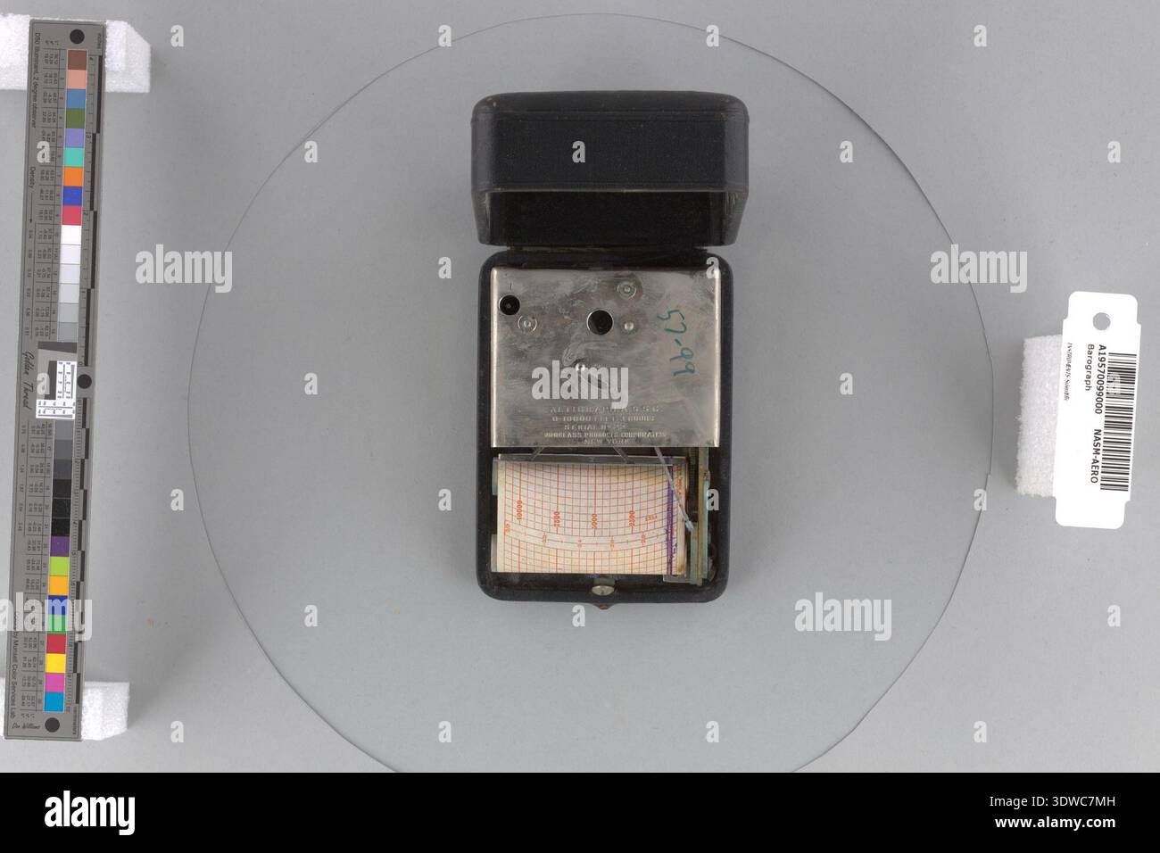 Barometric tracking instrument hi-res stock photography and images - Alamy