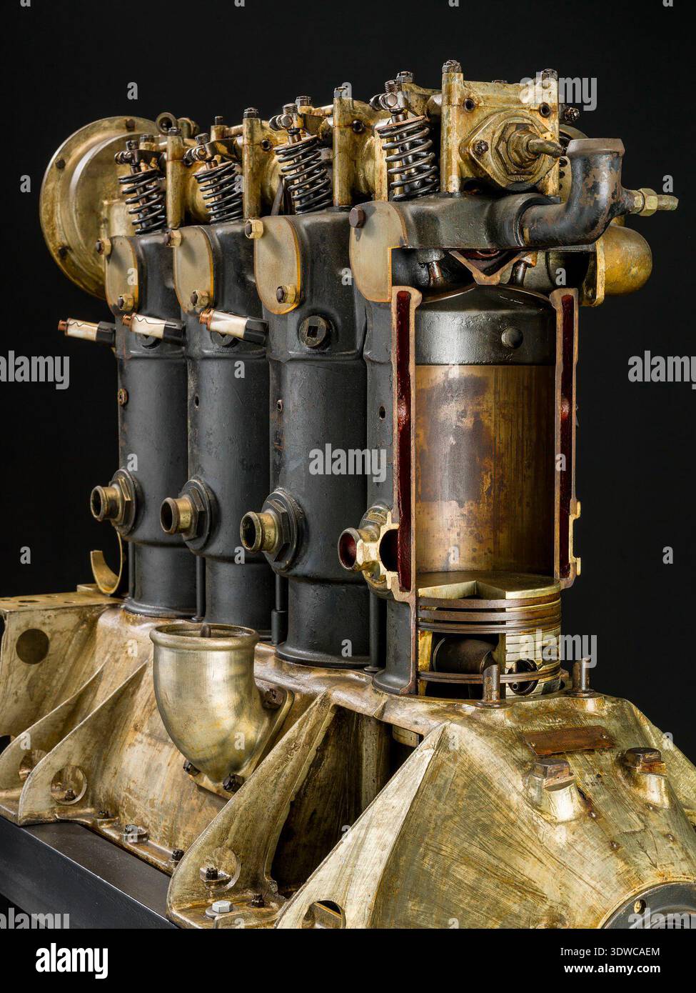 Four cylinder inline configuration hi-res stock photography and images ...