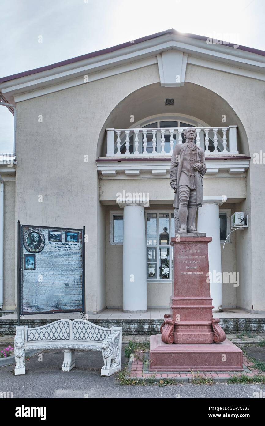Monument to mikhail lomonosov hi-res stock photography and images - Alamy