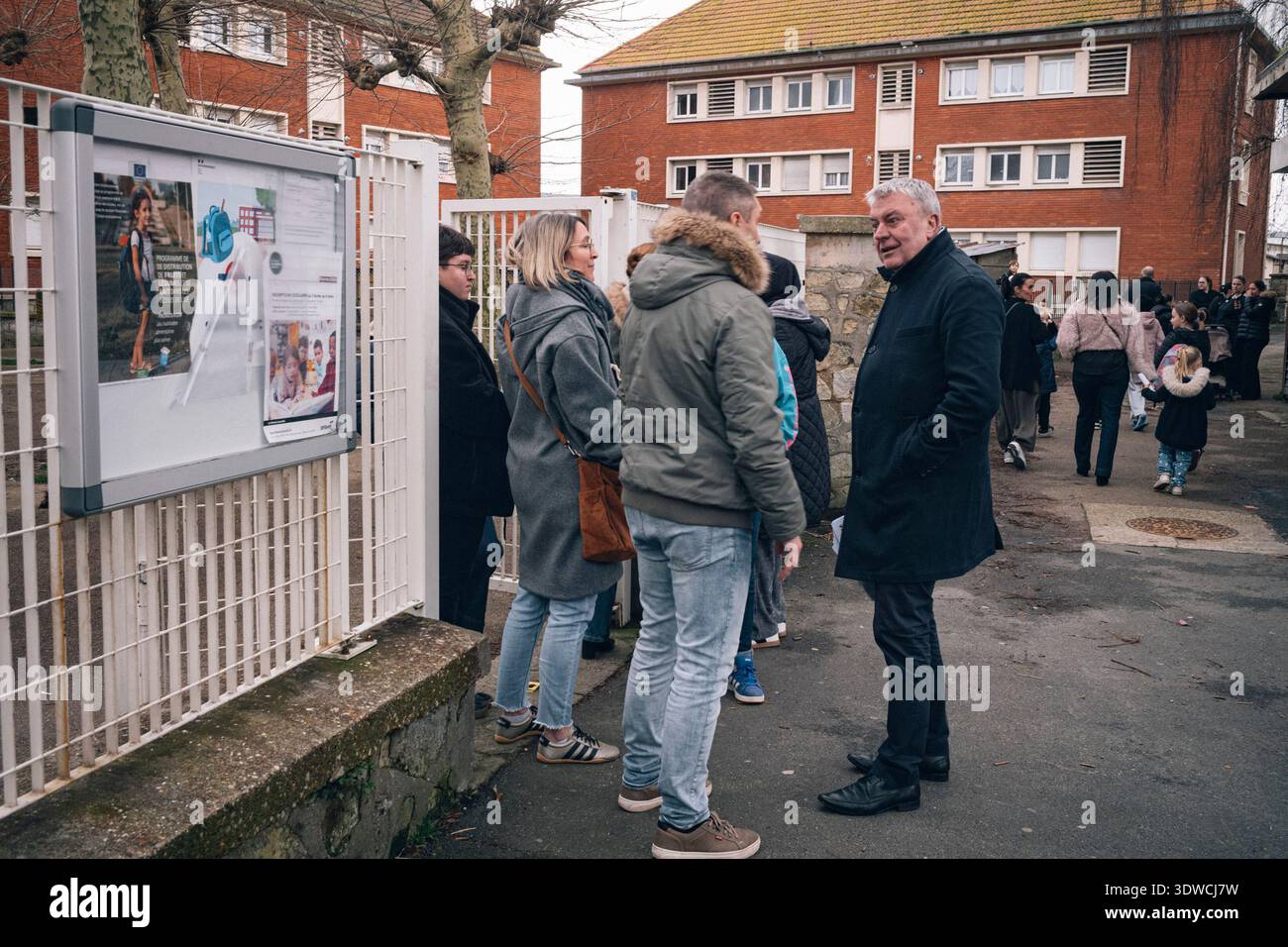 Jean-Paul Lecocq campaigning at Jean Jaurès School in the Neiges ...