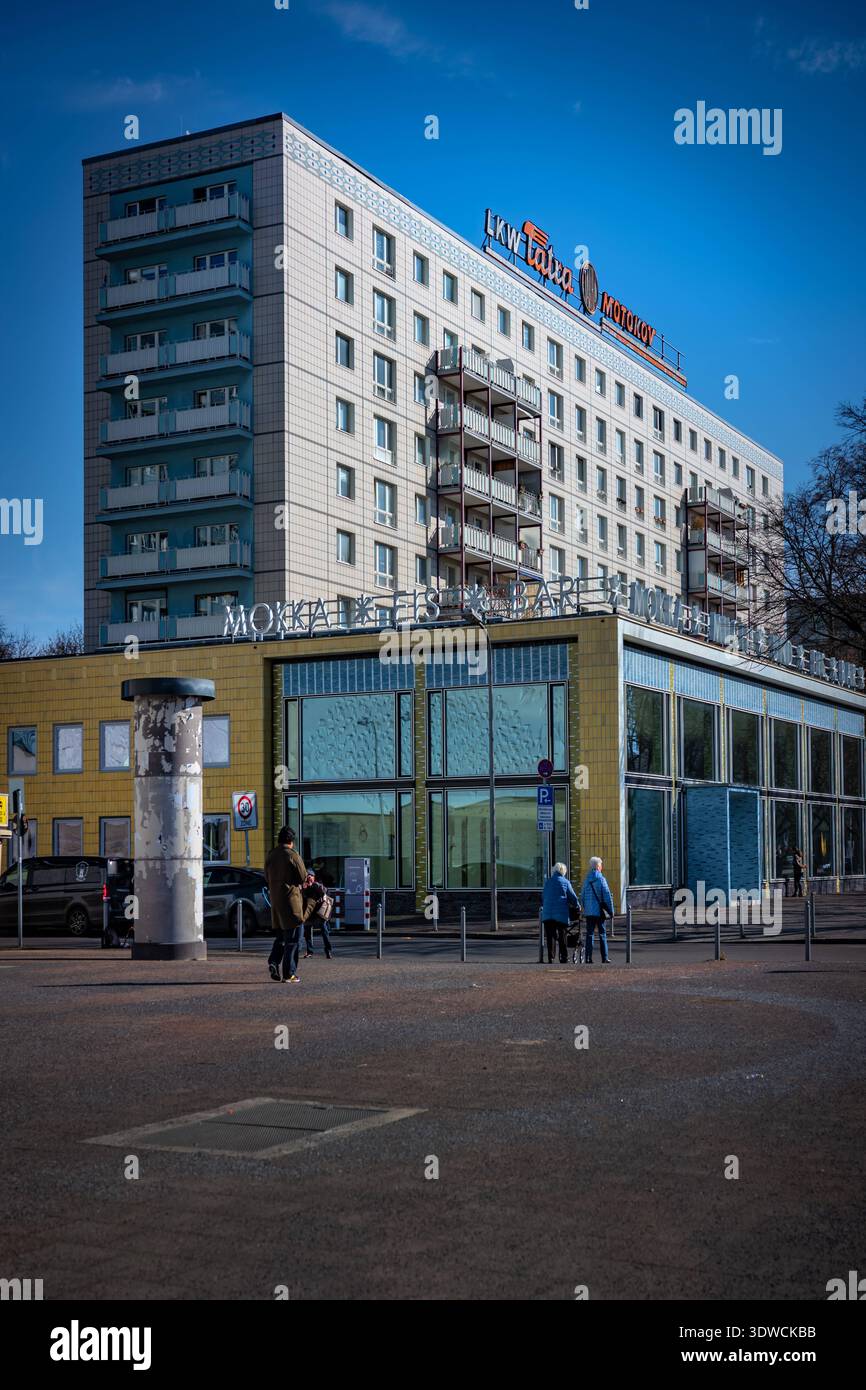 Berlin Mitte Karl-Marx-Allee KMA, Mokka Eis Bar - 26.02.2026 Berlin ...