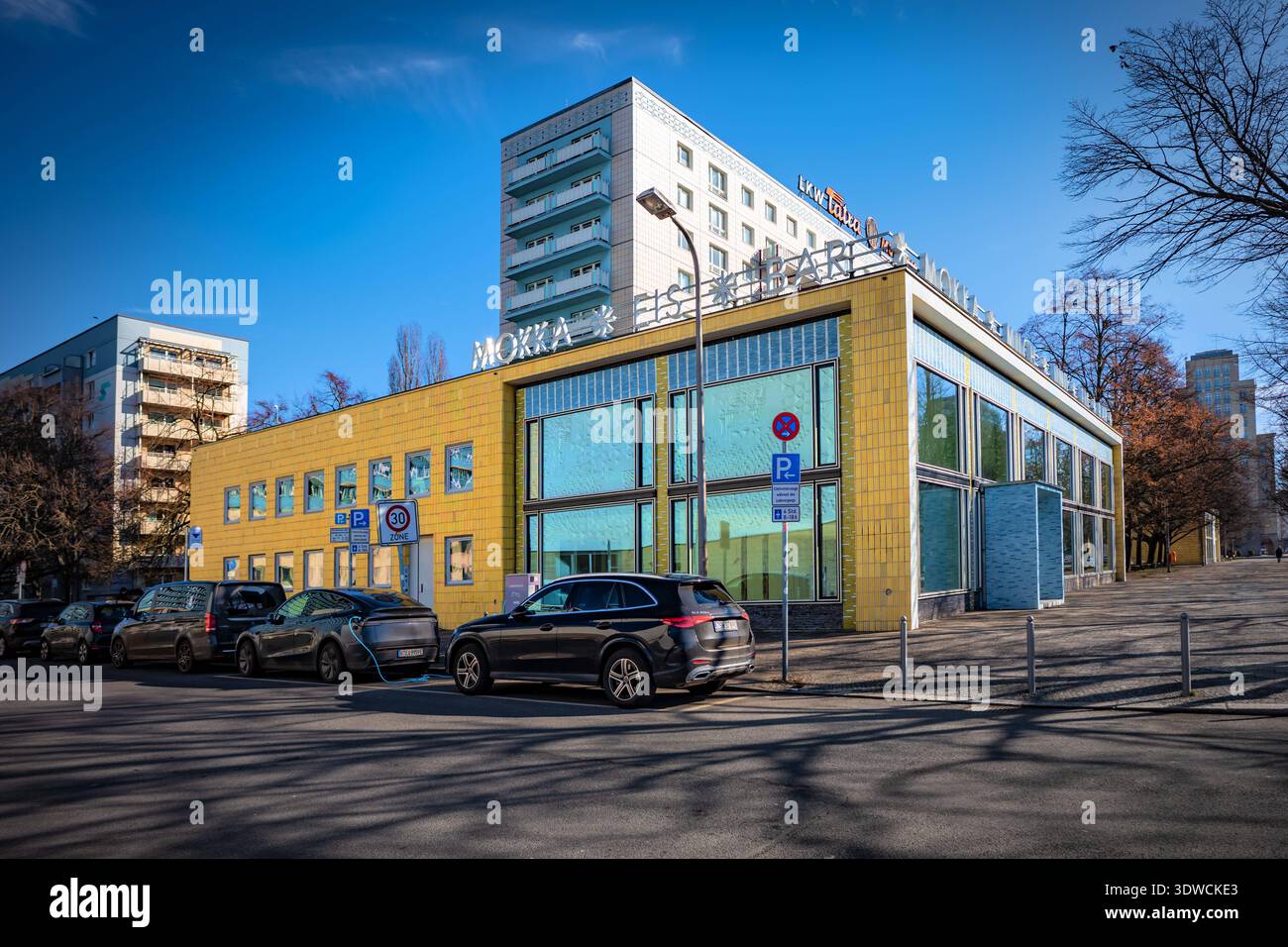 Berlin Mitte Karl-Marx-Allee KMA, Mokka Eis Bar - 26.02.2026 Berlin ...