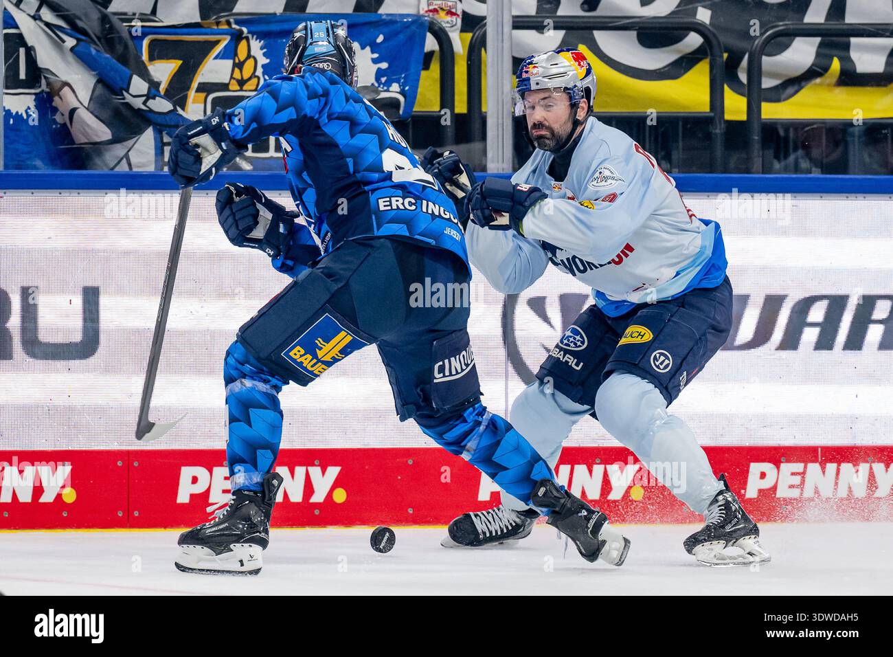 Kampf um den Puck / Zweikampf zwischen Leon Huettl (ERC Ingolstadt, #25 ...