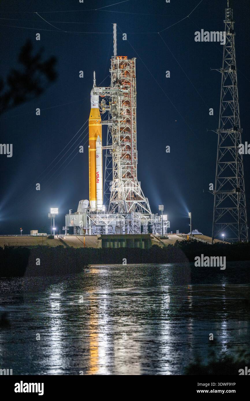 Artemis ii nasa astronaut hi-res stock photography and images - Alamy
