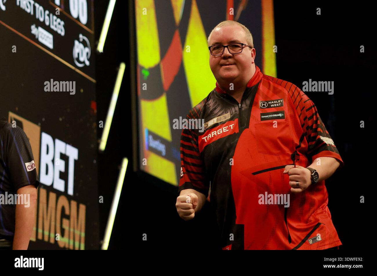 Steve Bunting reacts during his match against Luke Humphries on night ...