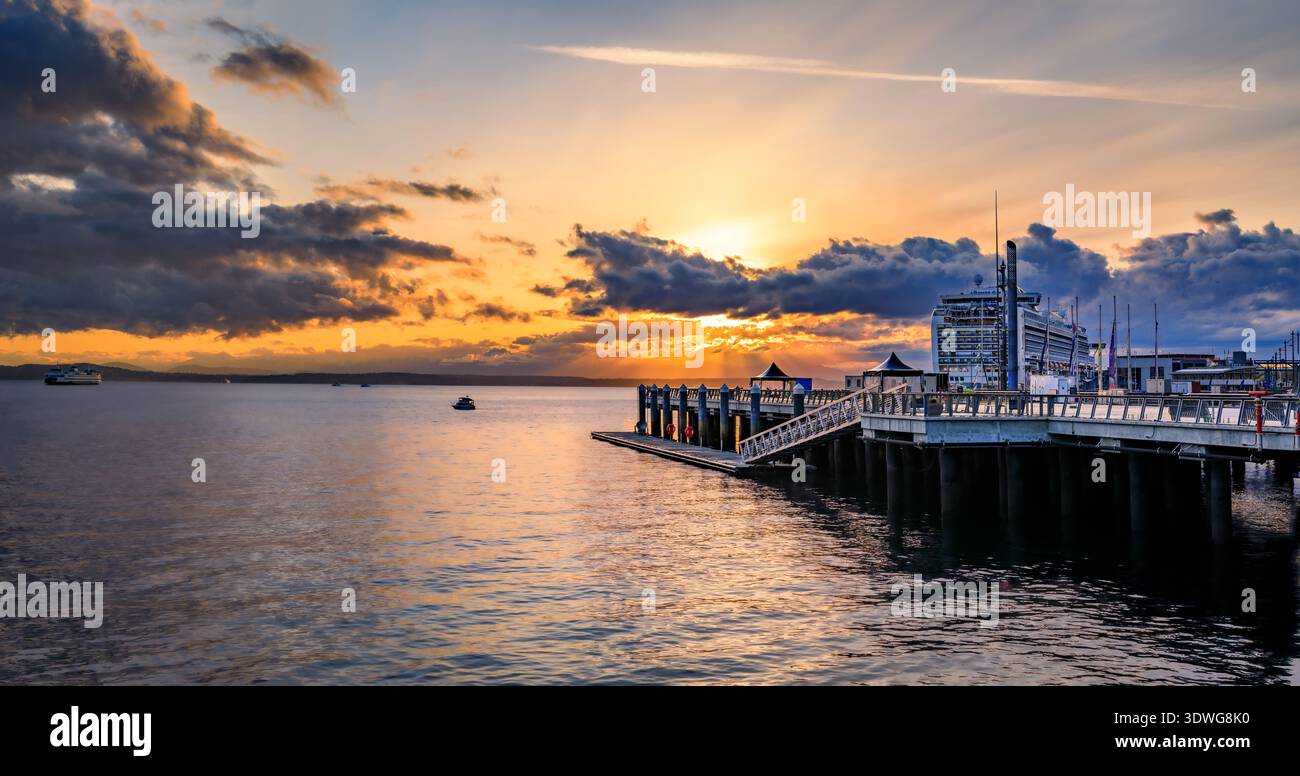 Seattle skyline during sunset hi-res stock photography and images - Alamy