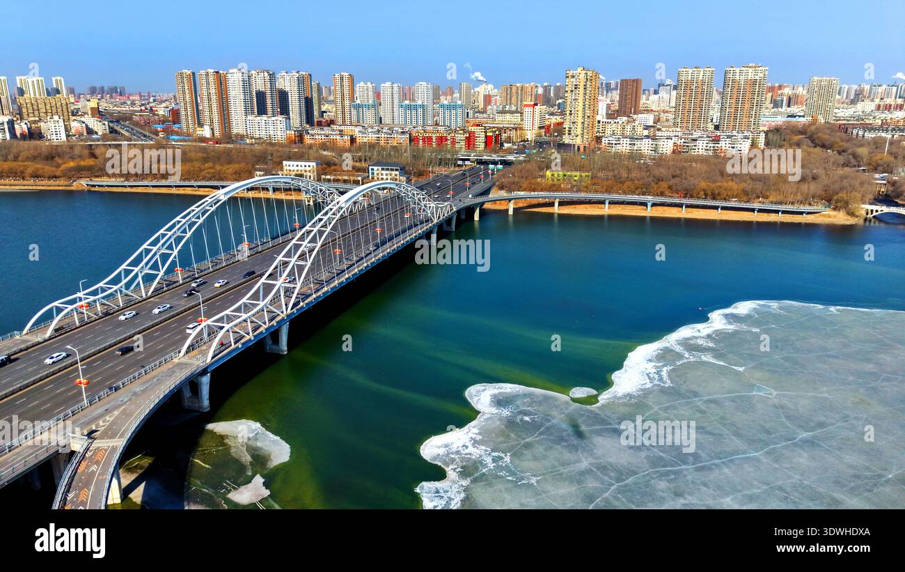 Ice and snow begin to melt on Hun River in Shenyang City, northeast ...