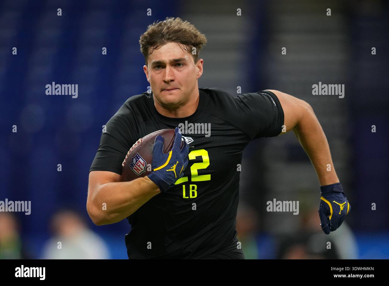 Michigan linebacker Jimmy Rolder (22) runs a drill at the NFL football ...