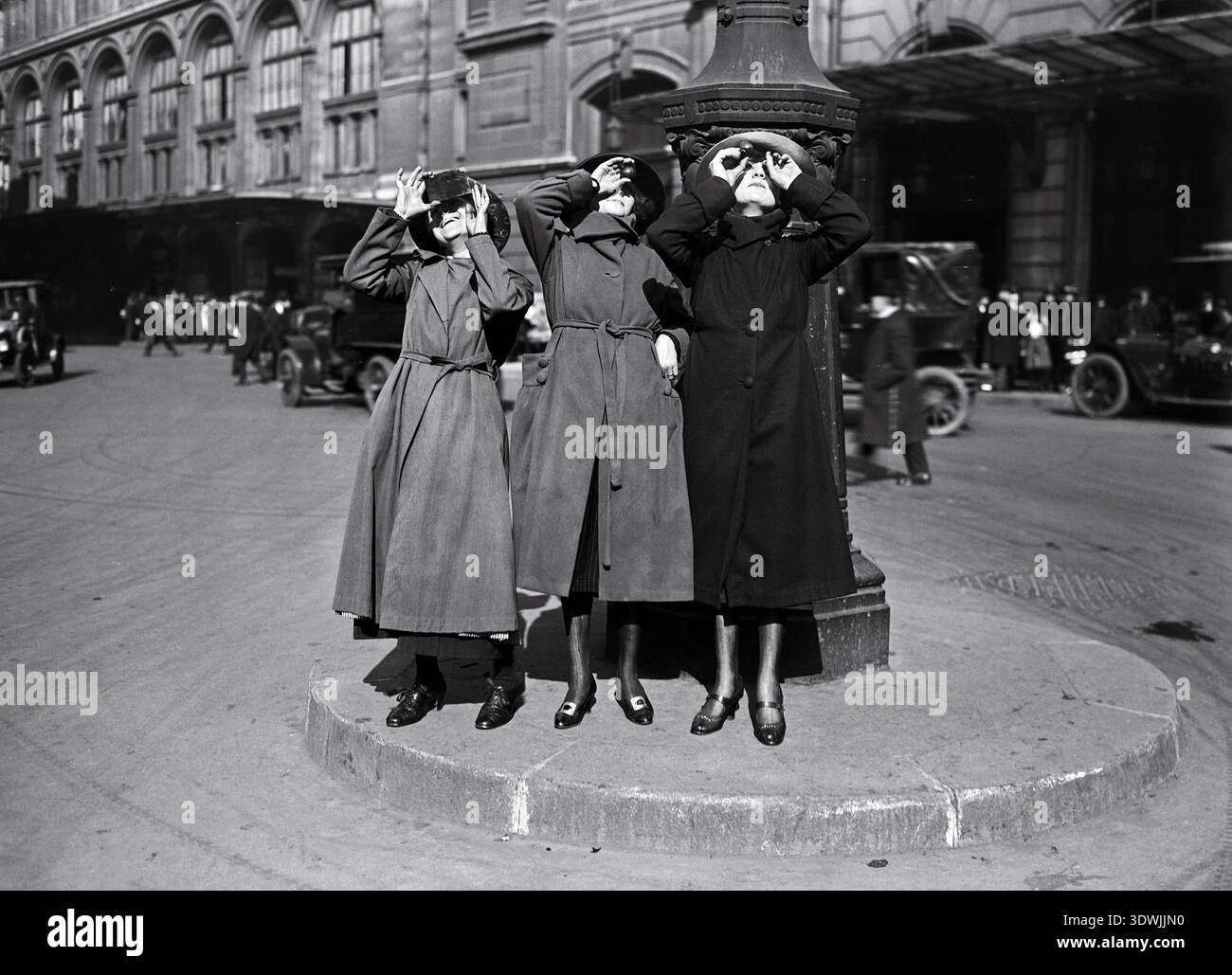 Solar eclipse vintage 1920s hi-res stock photography and images - Alamy