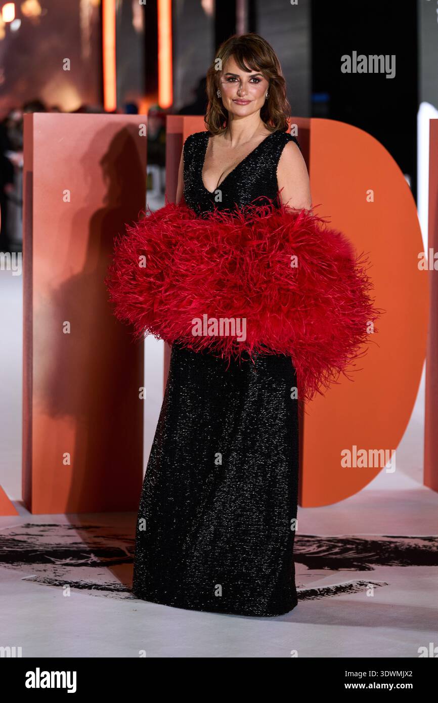 Penelope Cruz poses for photographers upon arrival at the World ...