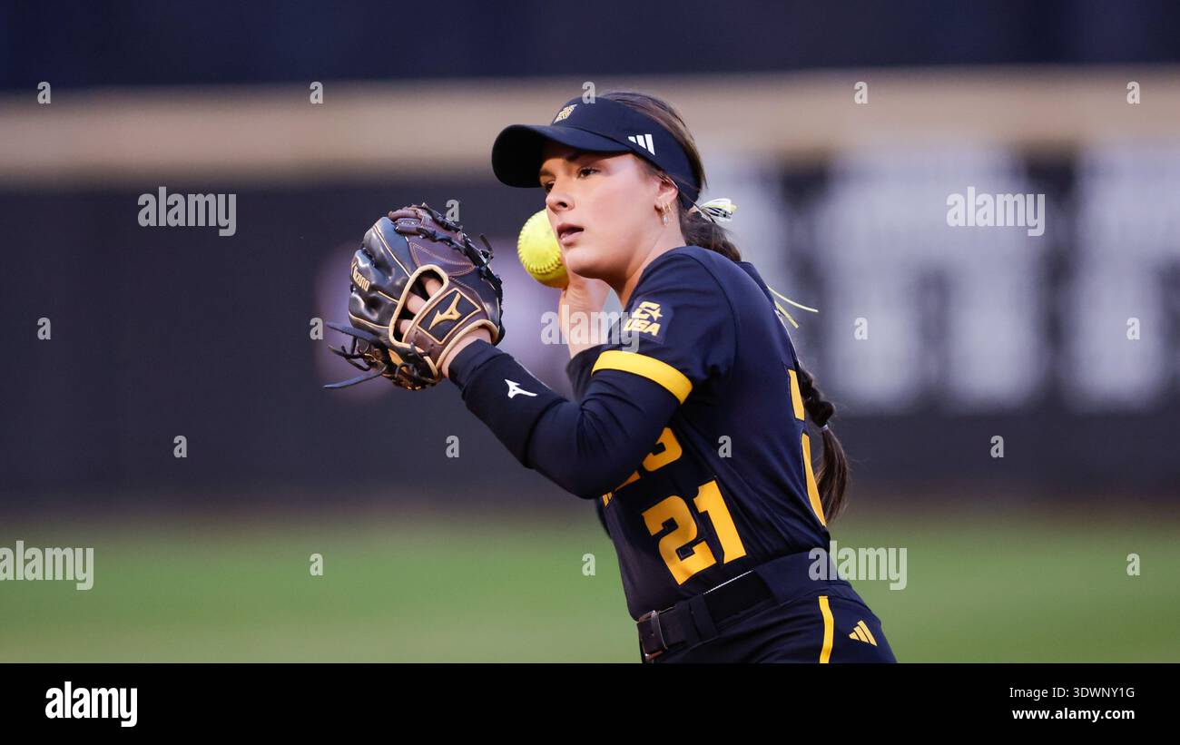Kennesaw State's Addison Smith (21) throws to first base during an NCAA ...