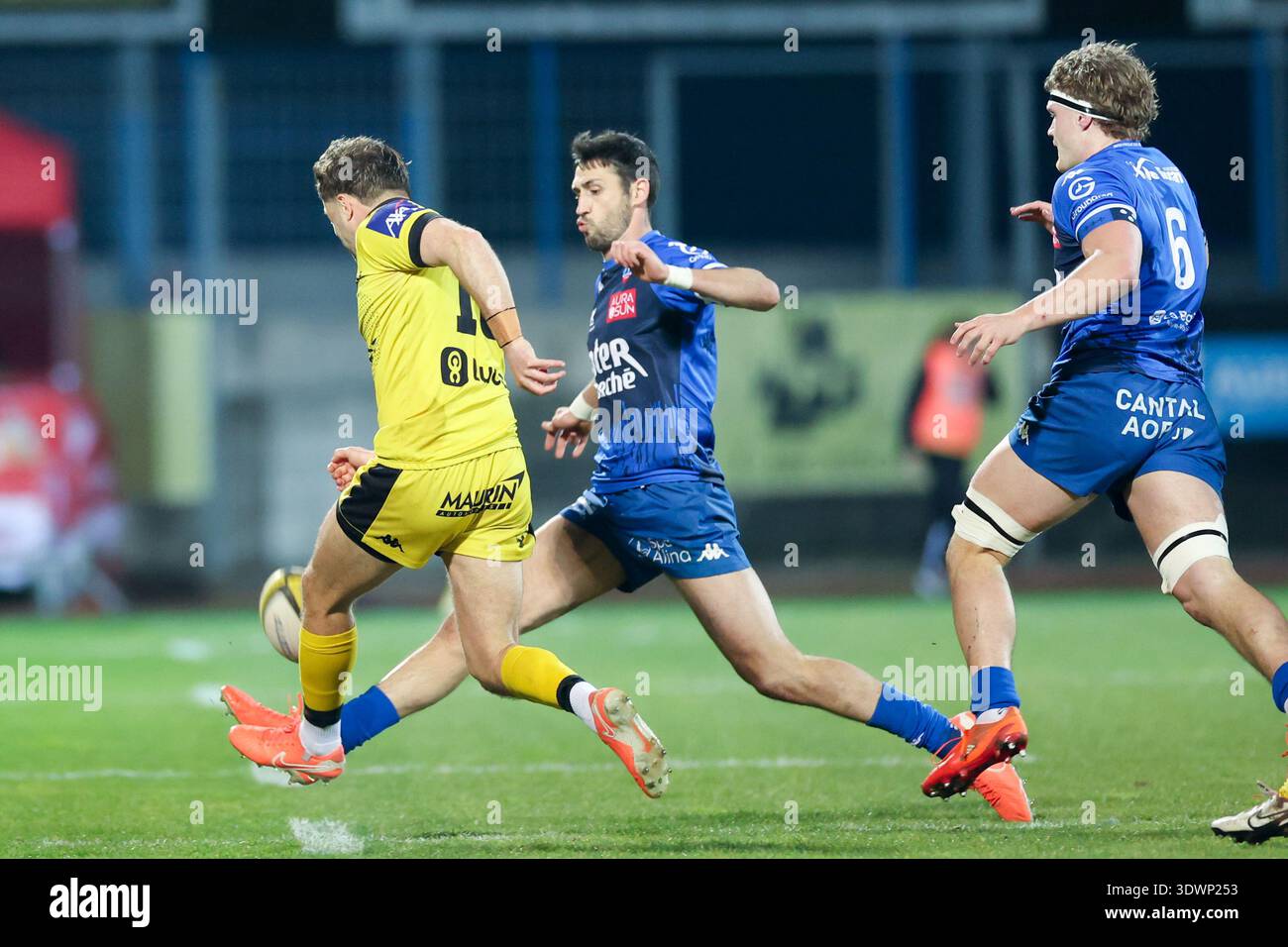 John MCPHILLIPS of Carcassonne and David DELARUE of Aurillac during the ...