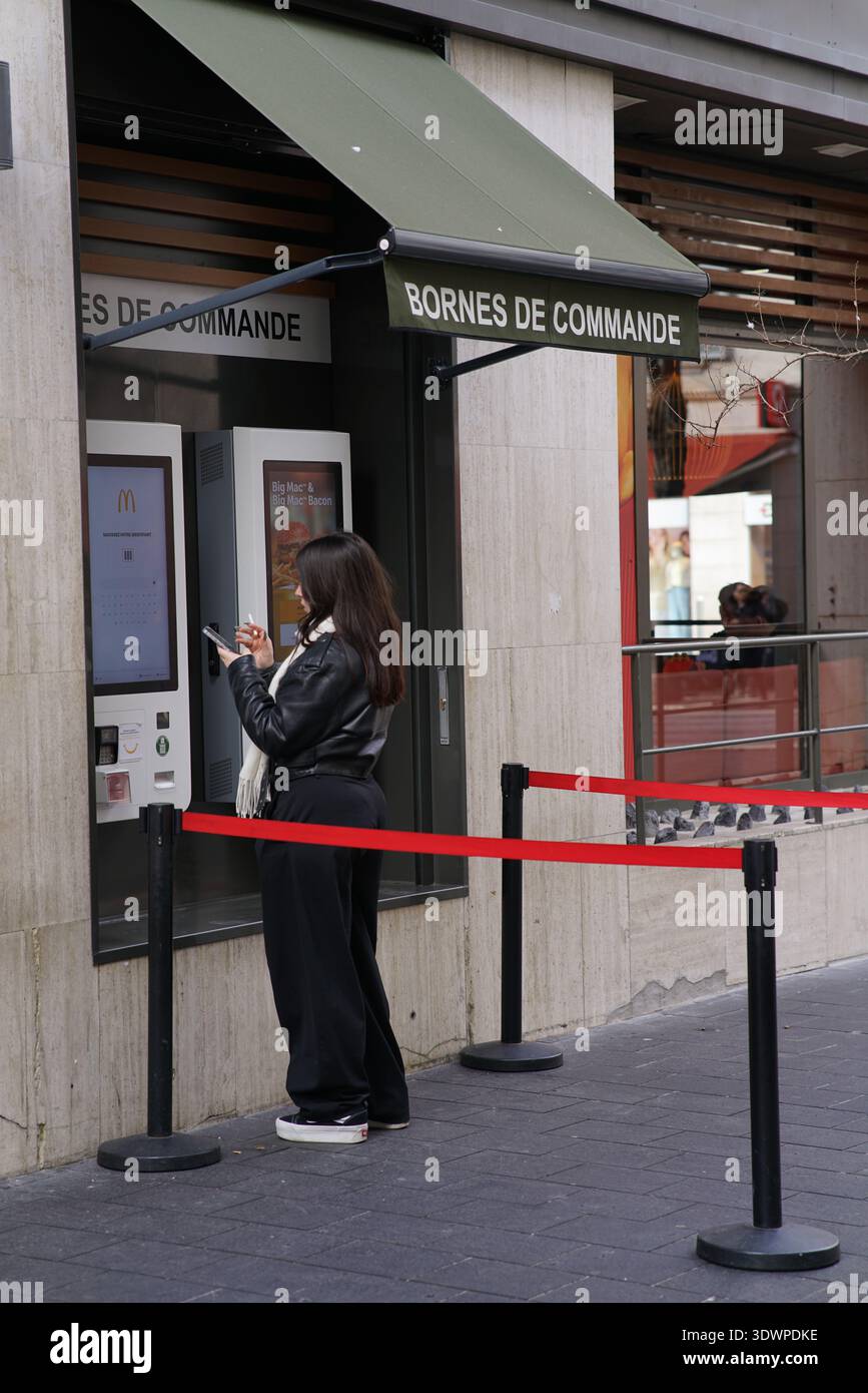 Mcdonalds kiosk exterior hi-res stock photography and images - Alamy