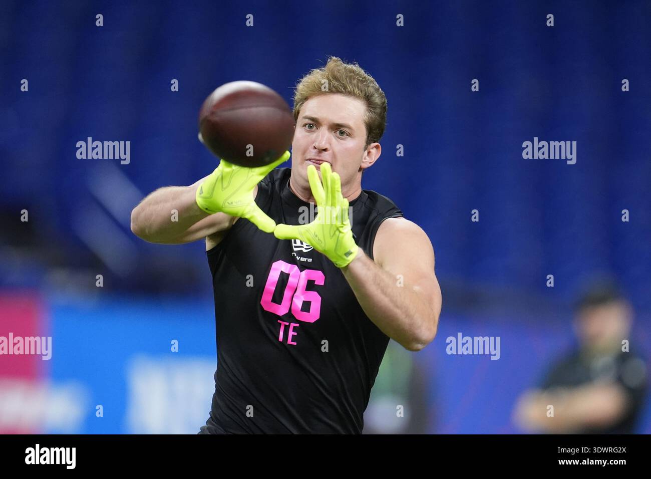 Texas tight end Jack Endries (06) runs a drill at the NFL football ...
