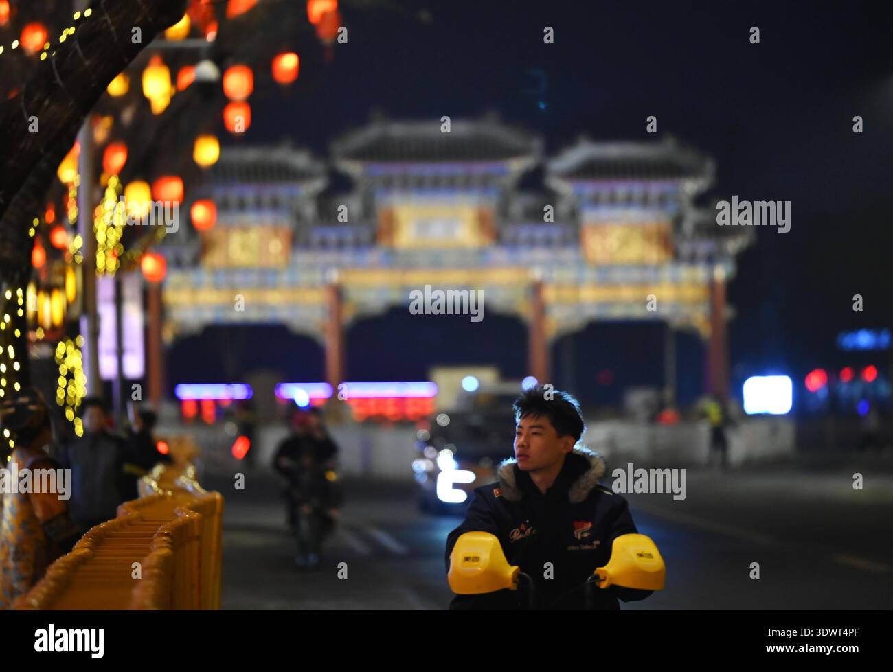 Visitors admire lantern displays in Tongqing Street, Haidian District ...